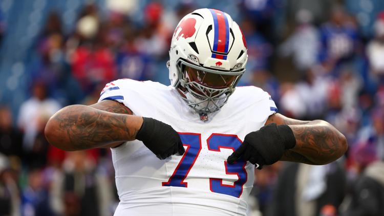 Dion Dawkins hosts a community food drive