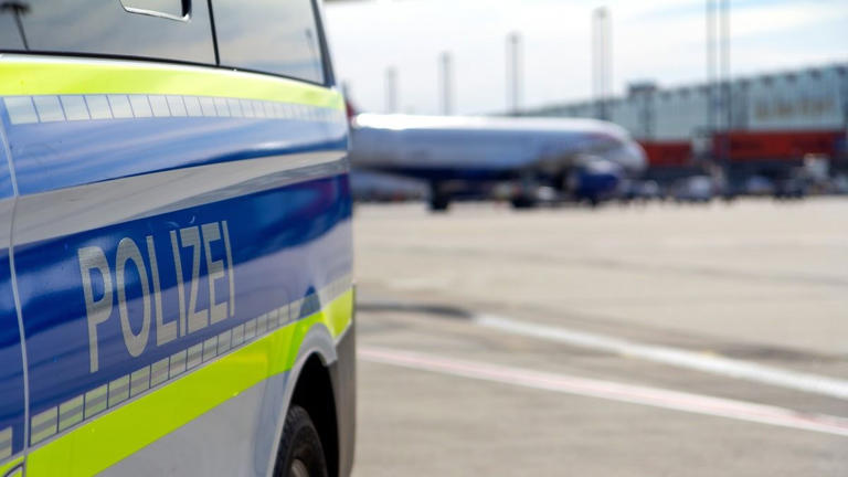 Fahndungserfolg: Mann (35) am Airport geschnappt – Flug weg
