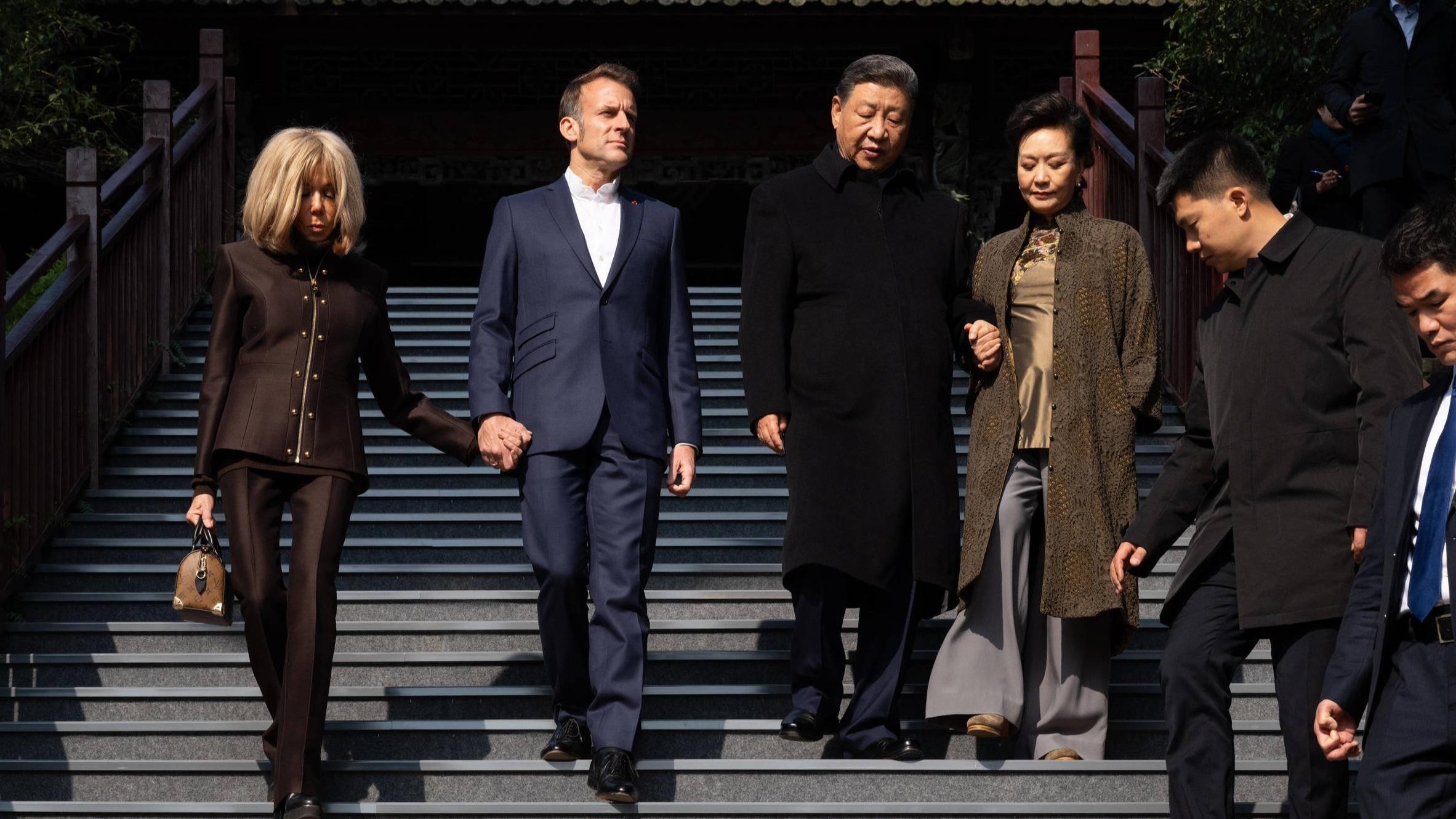 Brigitte et Emmanuel Macron main dans la main en Chine : le couple ...