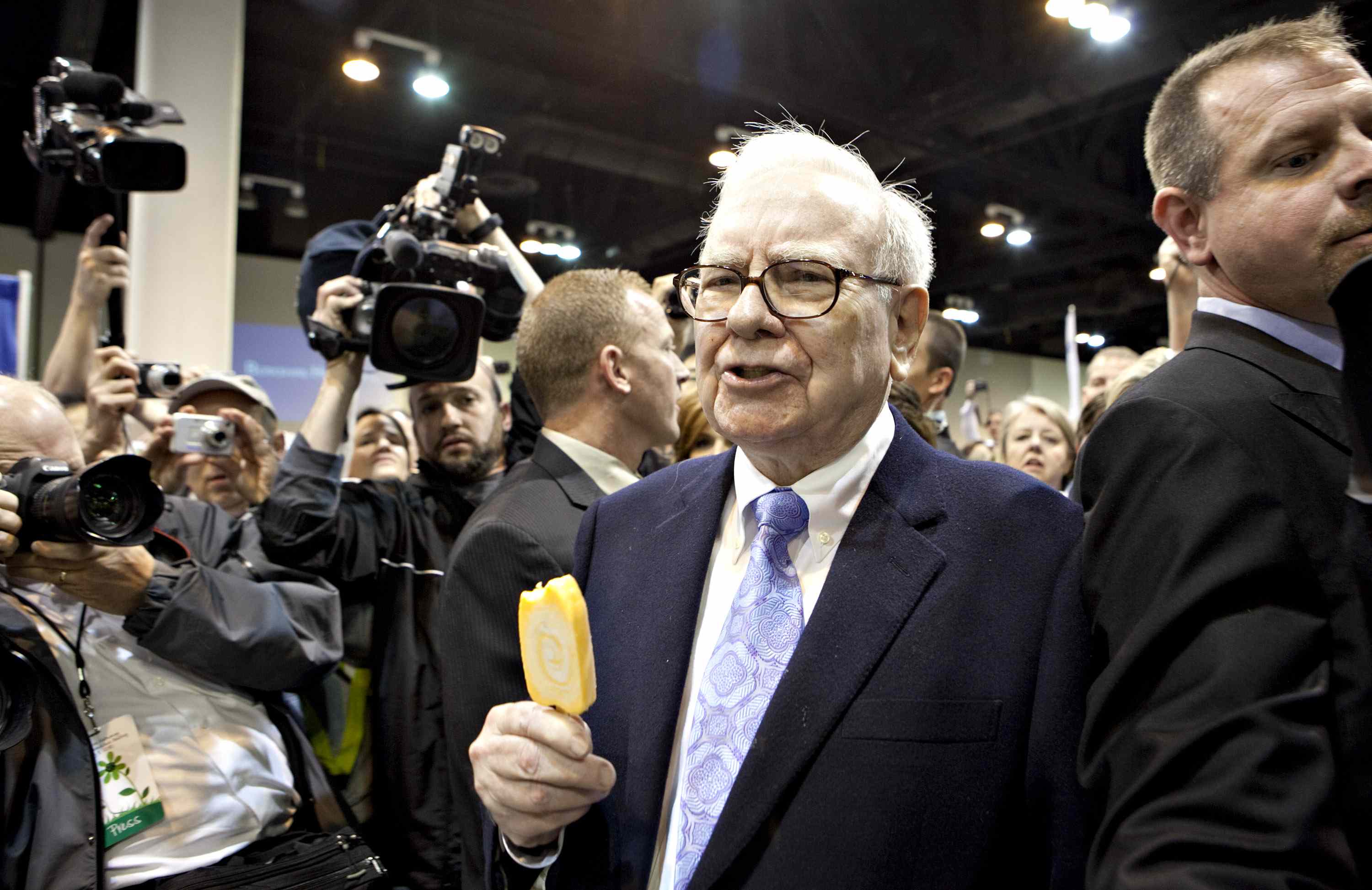 How Warren Buffett's 'Turn Every Page' method can boost your investment ...