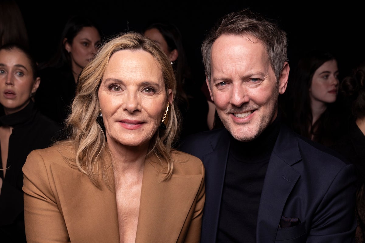 Kim Cattrall marries Russell Thomas at Chelsea Old Town Hall