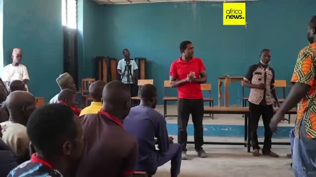 Nigeria school kidnapping: 250 children still held two weeks on