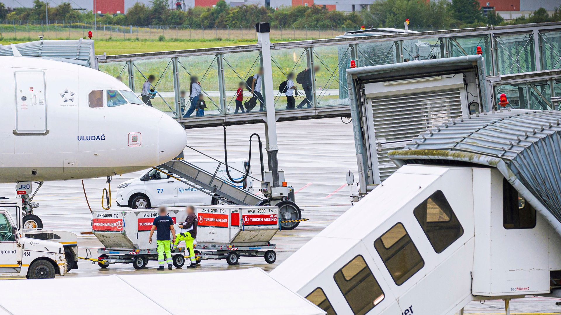 141 Afghanen mit Charterflugzeug nach Deutschland gebracht