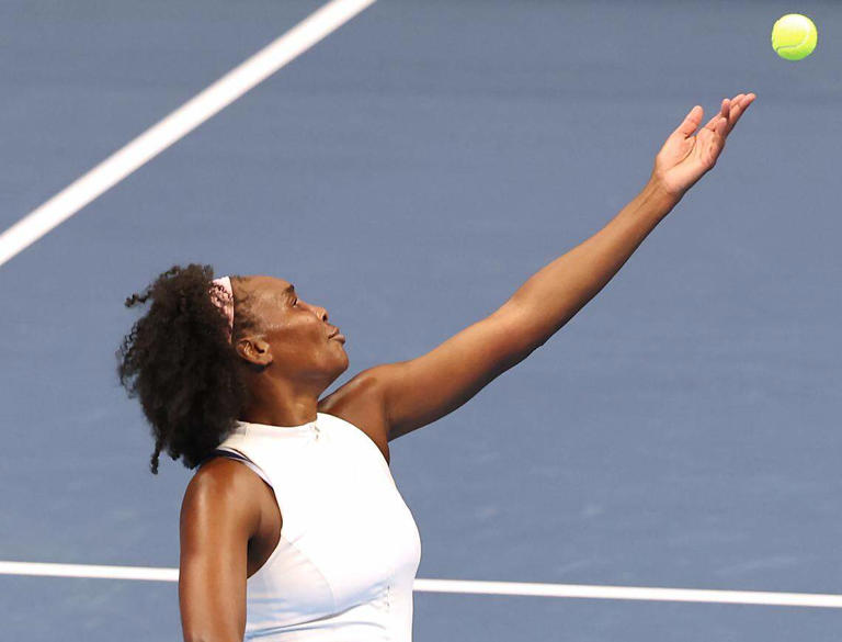 Venus Williams and company light up Charlotte in a lively tennis exhibition