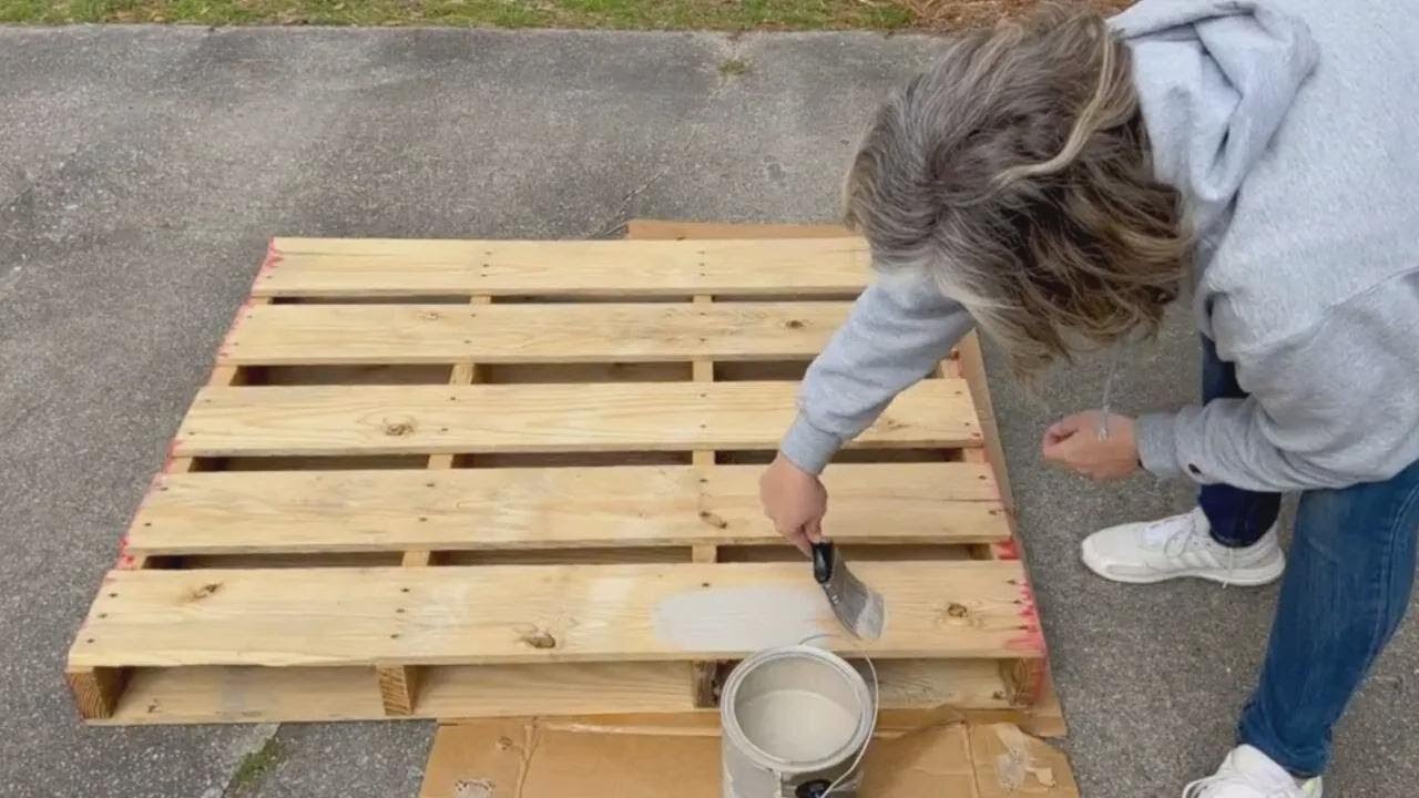 Prende un pallet dalla spazzatura e crea un'idea geniale per il giardino!