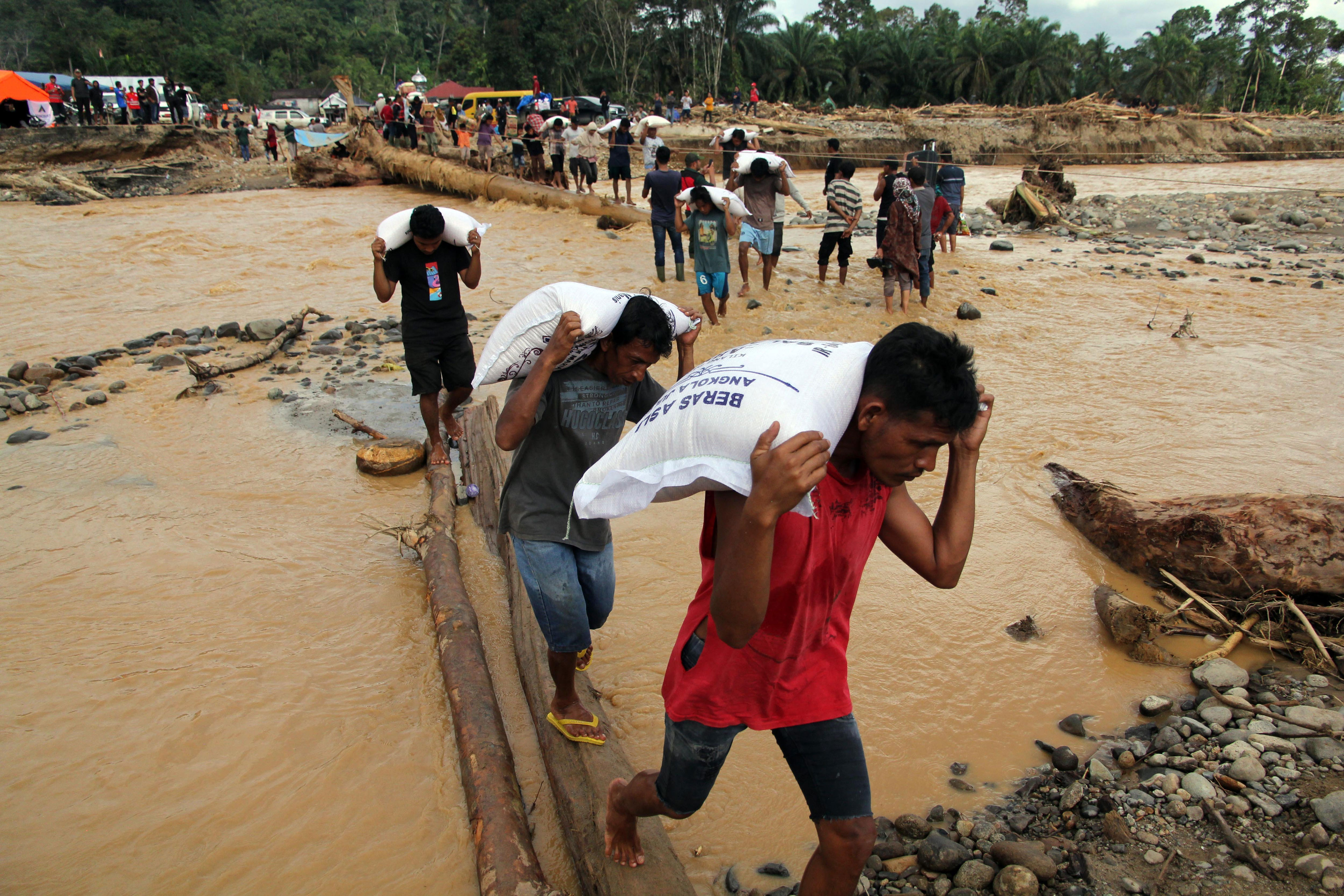 [Foto] Penyaluran bantuan untuk korban banjir dan tanah longsor di Sumatera