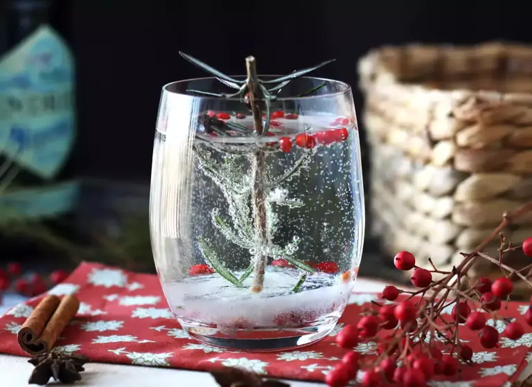 Cocktail met een besneeuwde dennenboom erin