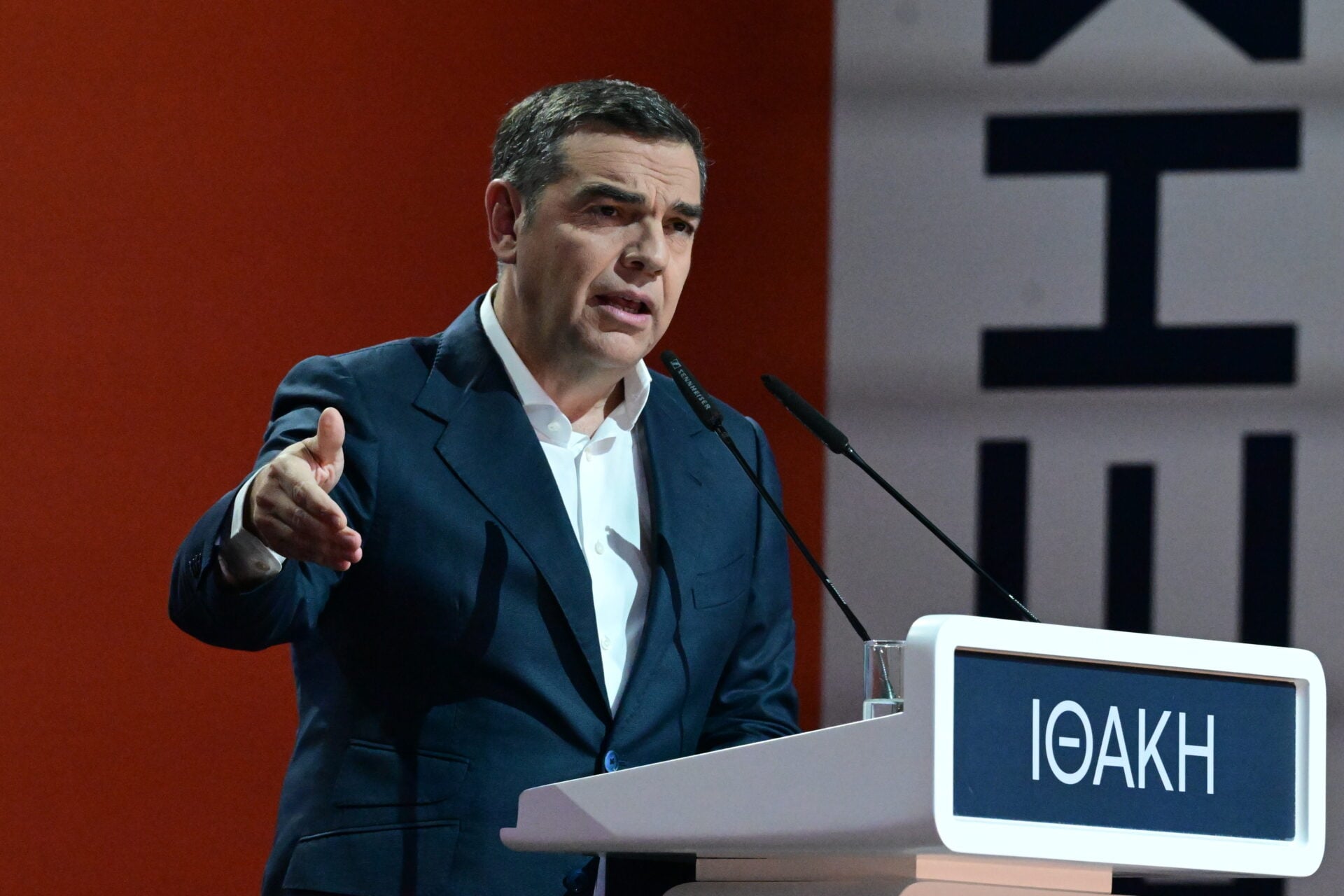 Η πρόβλεψη Τσίπρα για Μητσοτάκη και το «καρφί»: Να γράψει βιβλίο για το ...