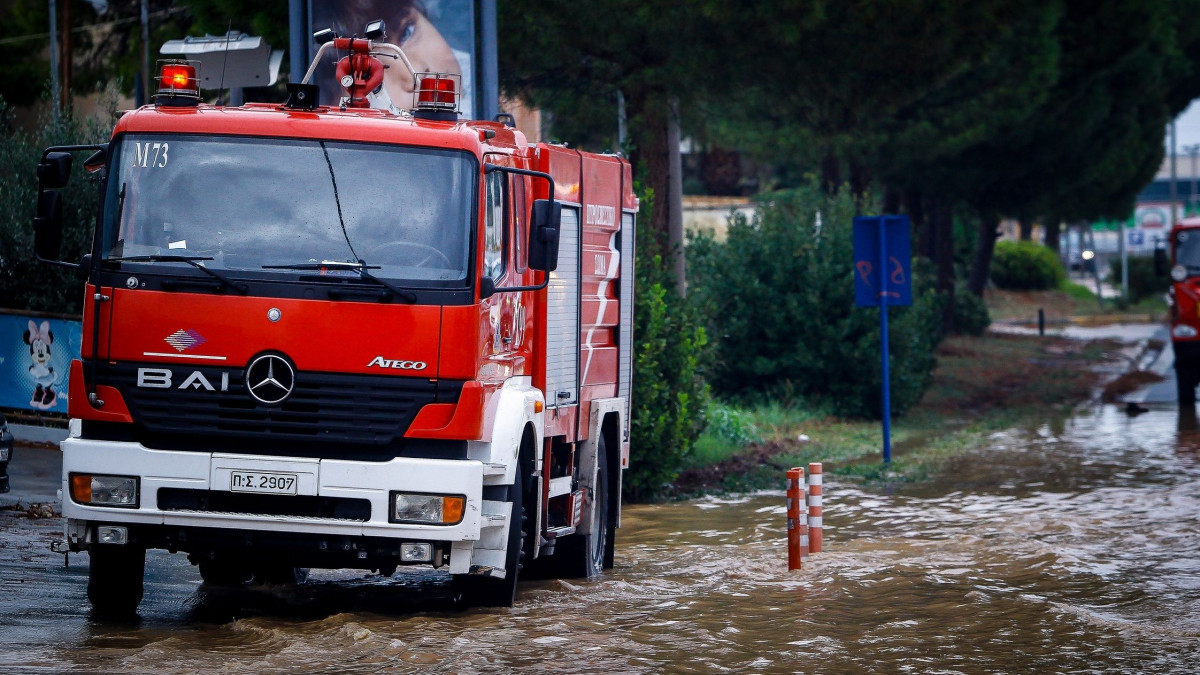 Κίνδυνος υπερχείλισης του ποταμού Σαραντάπορου στην Ελευσίνα από την ...