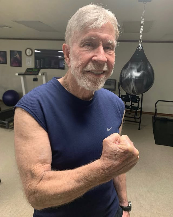 He doesn’t age fans react to Chuck Norris’ new photo at 85
