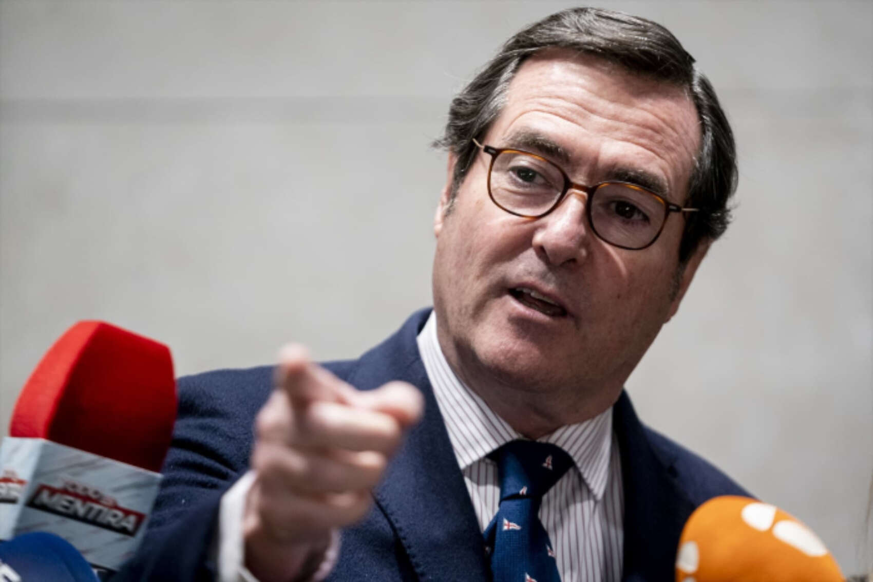 La CEOE se aleja del pacto del SMI y acusa al Gobierno de usar ...