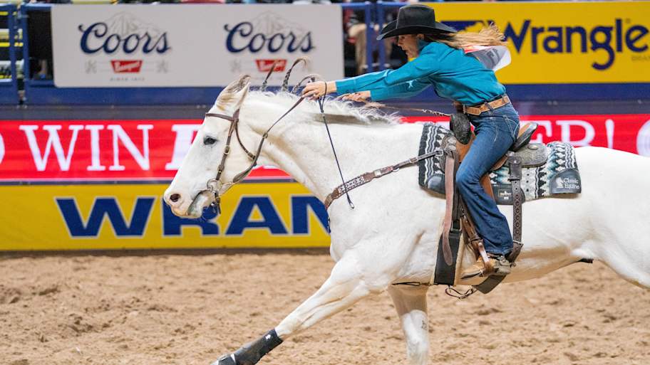 Mowry picks up where she left off at 2025 NFR with barrel racing round win