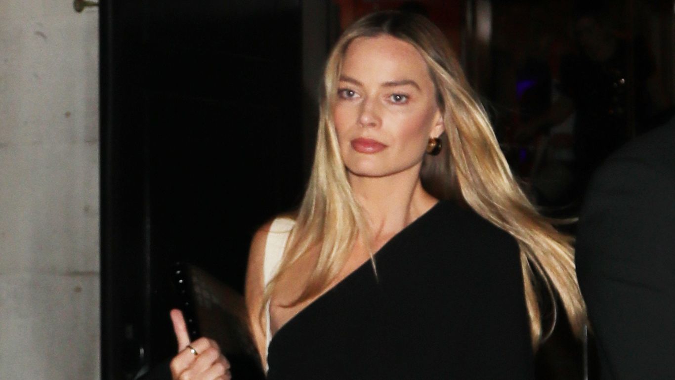 Margot Robbie porte la robe la plus élégante des fêtes de fin d’année