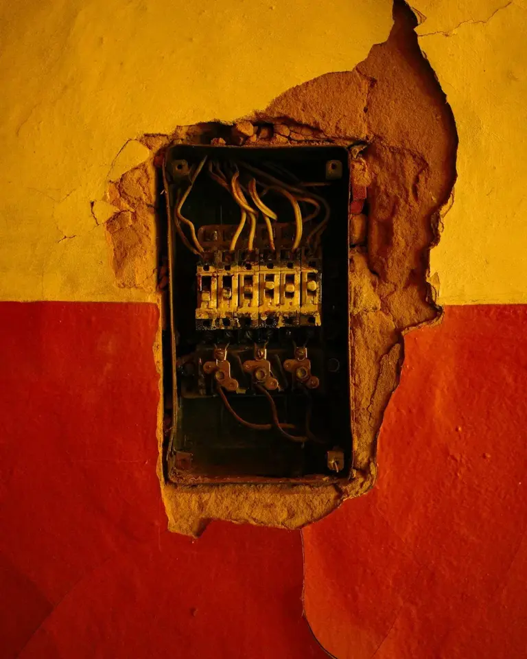 4 signs your electrical panel is obsolete and dangerous, according to ...