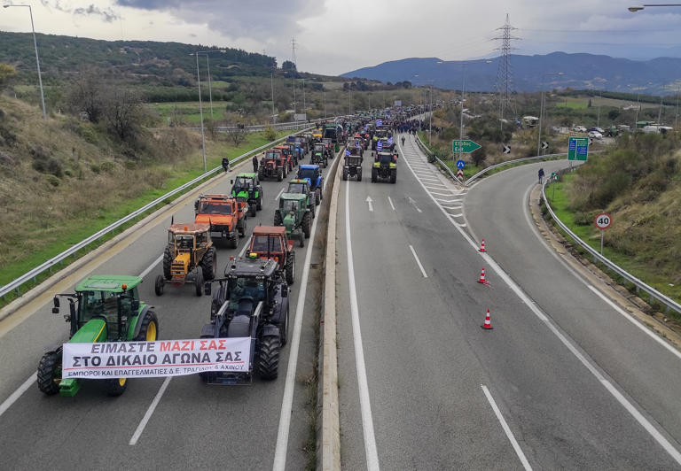 Επεισόδια στη Μακεδονία, κλιμακώνονται τα μπλόκα