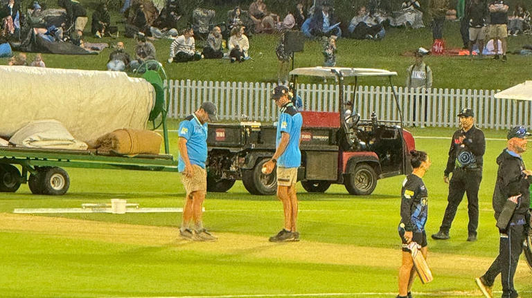 Bizarre scenes! Women's Big Bash League match abandoned after heavy ...