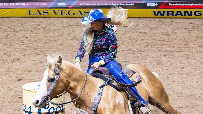 Mowry picks up where she left off at 2025 NFR with barrel racing round win