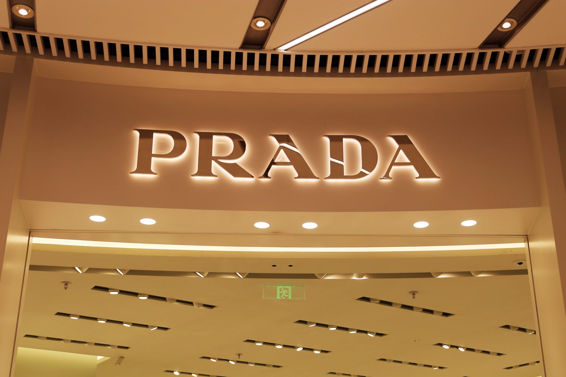 Fusión de gigantes: Prada adquiere Versace