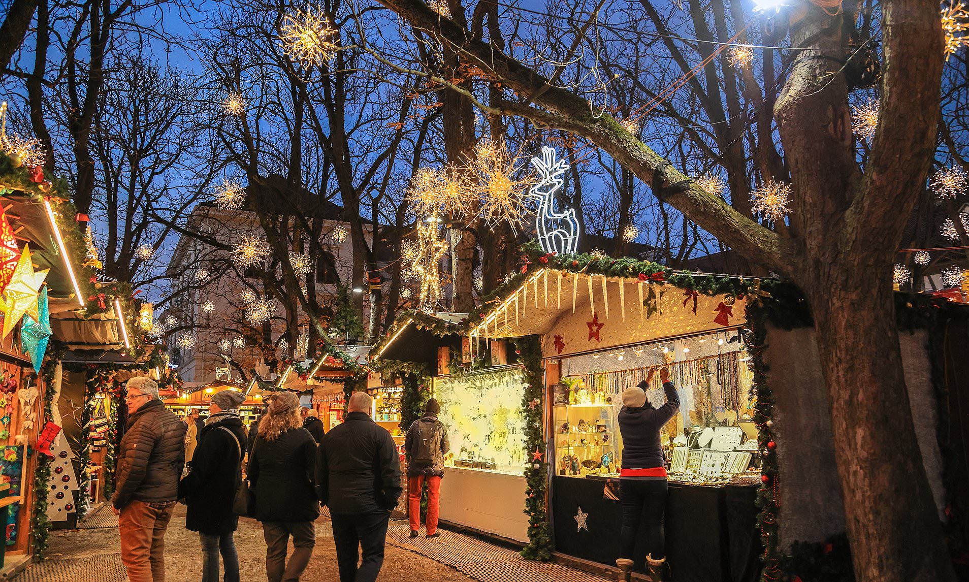 Tourist shares trust-based payment method at European Christmas market