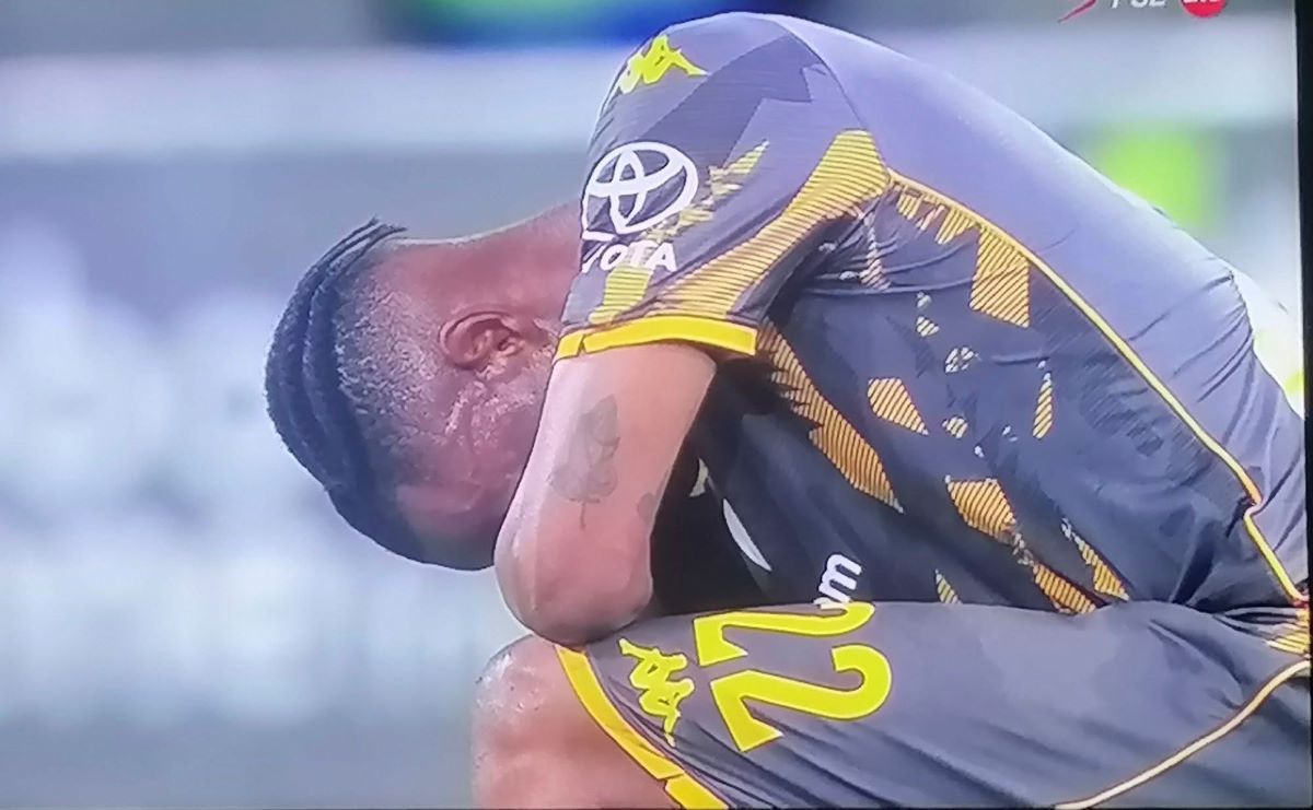 Kaizer Chiefs midfielder ruled out for season after knee surgery