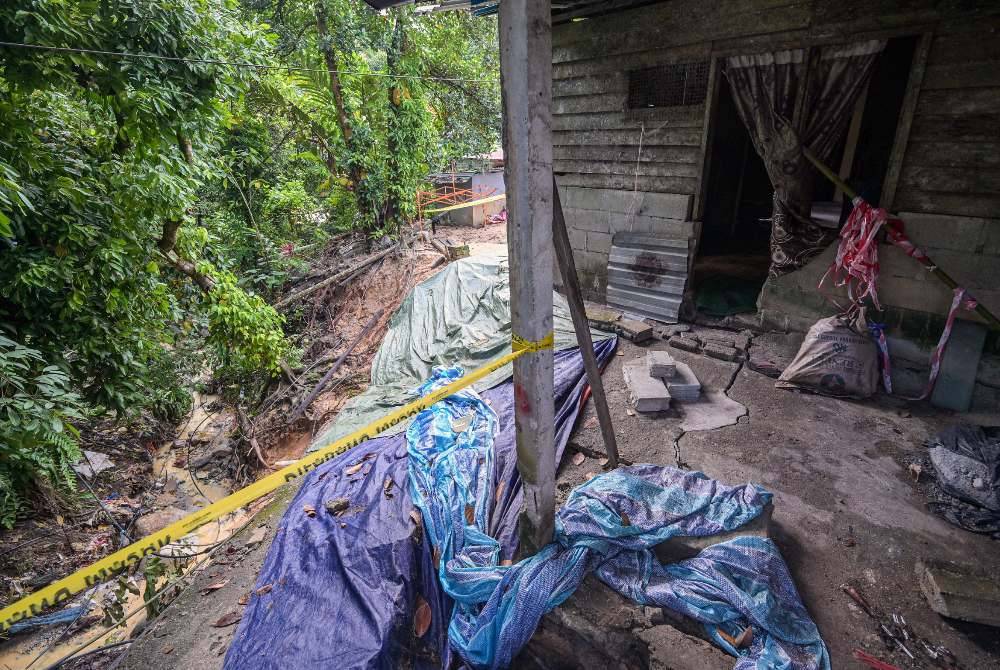 Heavy rain triggers landslide, eight houses affected at Kampung Orang ...