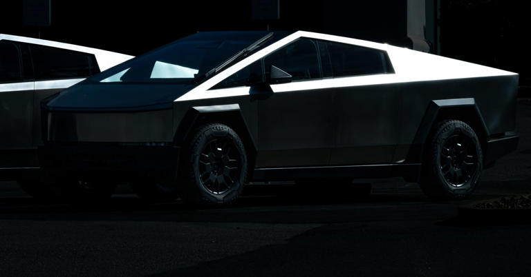 Netflix to buy Warner Bros. Discovery, Ulta earnings, Meta's rebound ...