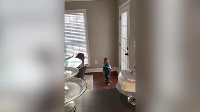 Toddler's daily joy welcoming dad home | Heartwarming moment