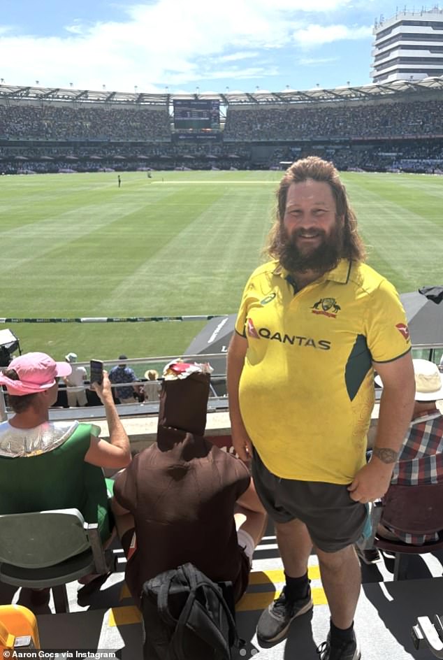 See the hilarious moment Aussie comedian stops play at the Gabba by ...