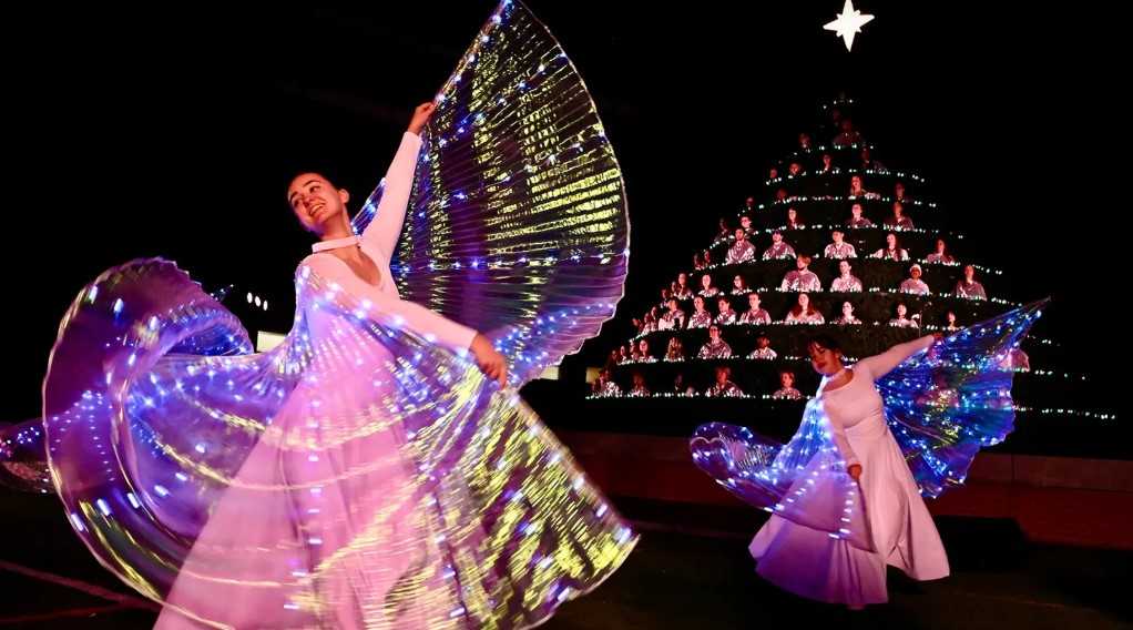 Historic holiday singing tree returns to Belhaven University