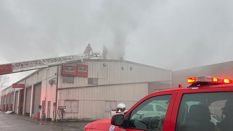 Heavy smoke engulfs Auburn business as crews respond to fire