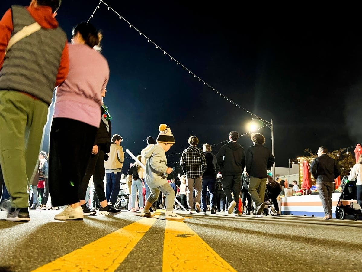 Redondo Beach bustles with people as Riviera Village Holiday Stroll ...