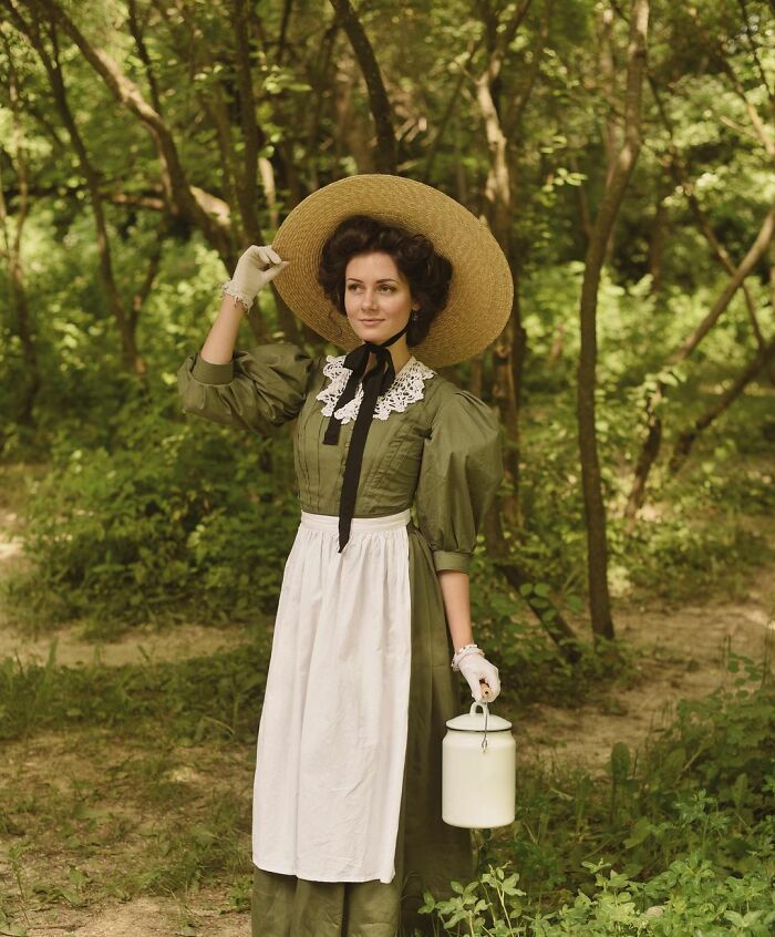 This young woman dresses like it’s the 19th century every day (38 pics)
