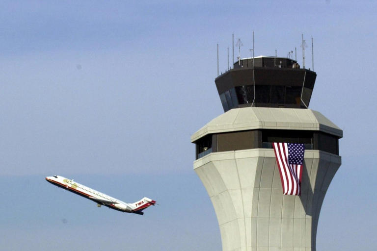 Feds pick company to manage air traffic control system upgrades