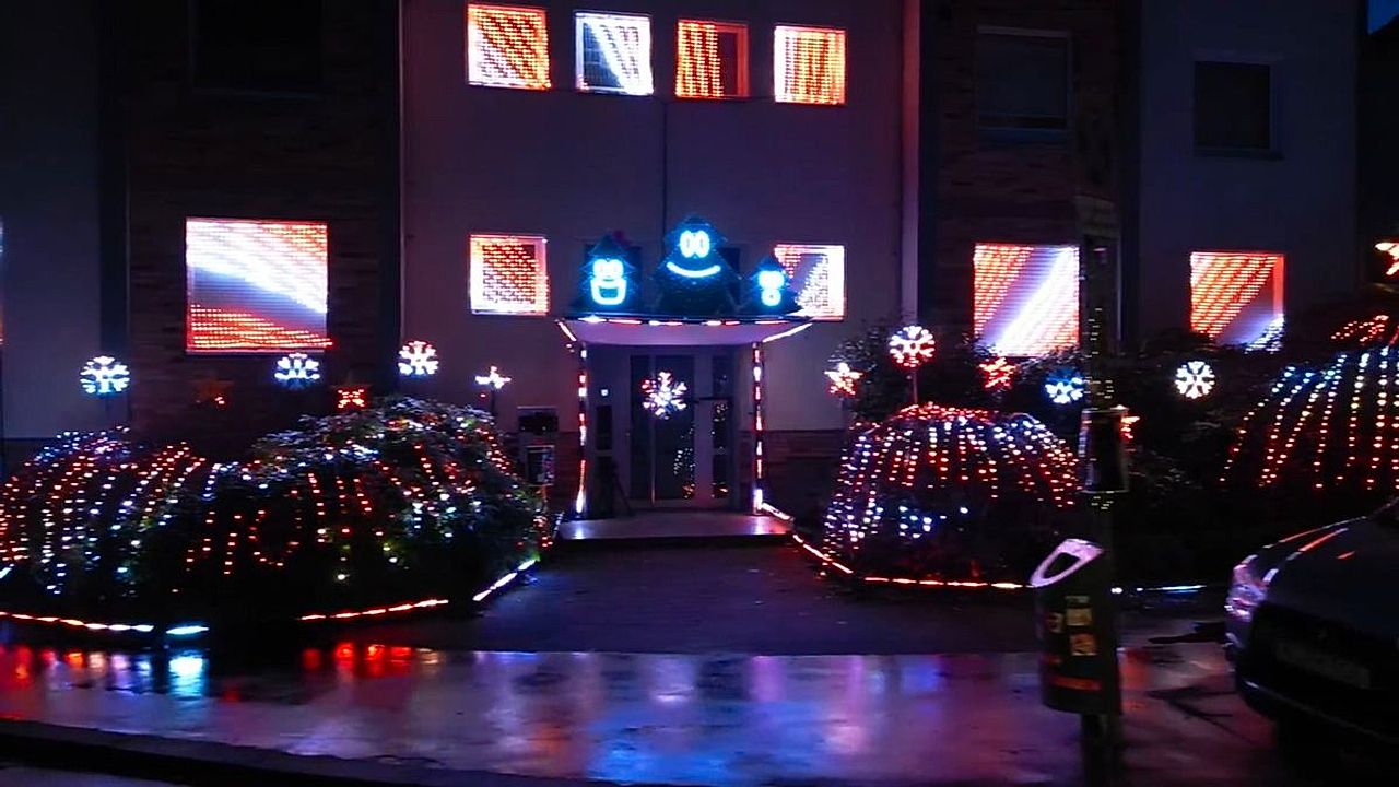 Buzzer lights turn Cologne house into viral Christmas spectacle