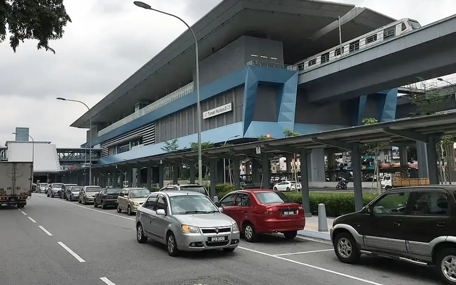 When transport policies are a walking contradiction
