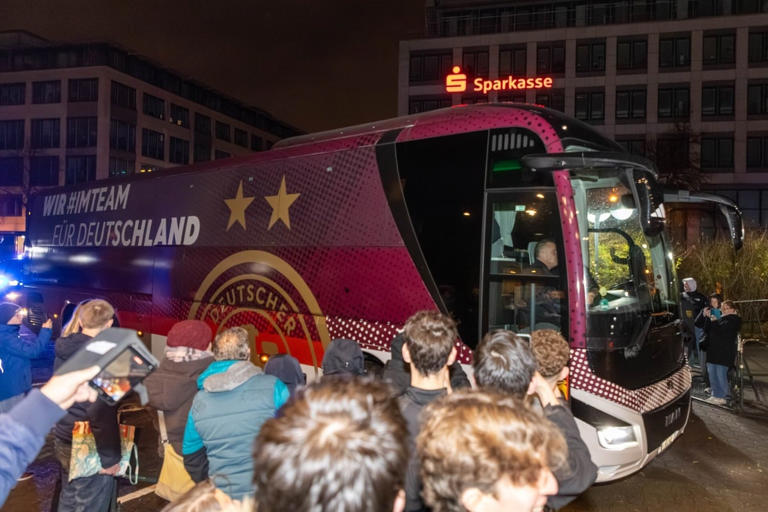 Fans belagern Mannschaftshotel: DFB-Team trifft in Leipzig ein
