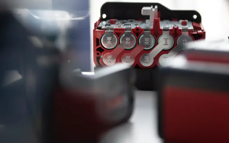 Japanese researchers develop device to reduce lithium-ion battery fire risk