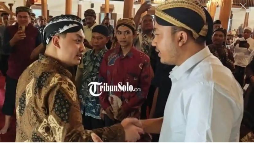 Terekam saling sapa usai salat Jumat, dua raja Keraton Kasunanan ...