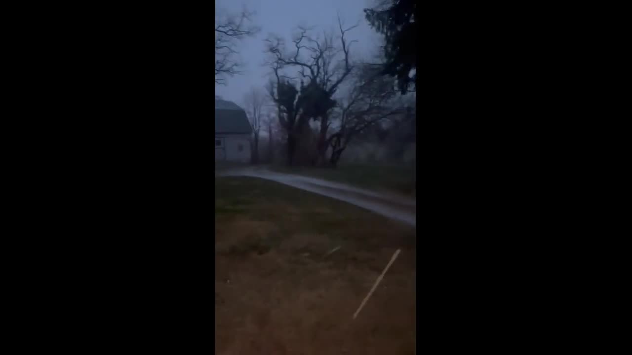 Light snow showers sweep through neighborhood in Clarksville, USA