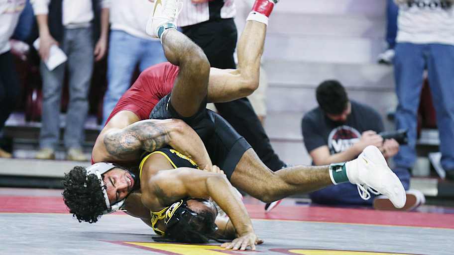 No. 12 Missouri wrestling splits duals at Hustle in the Heartland