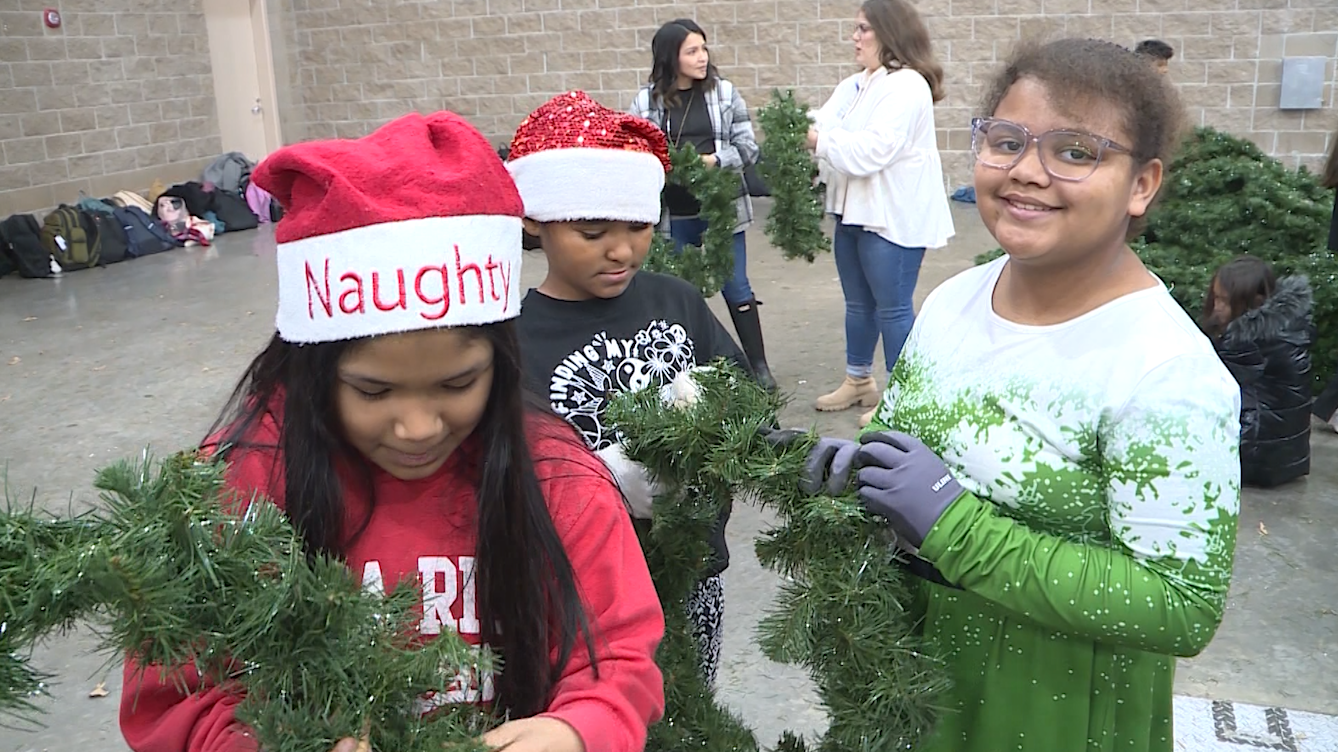 Fort Smith volunteer: "I do this to honor my dad" as 17,000 wreaths are ...