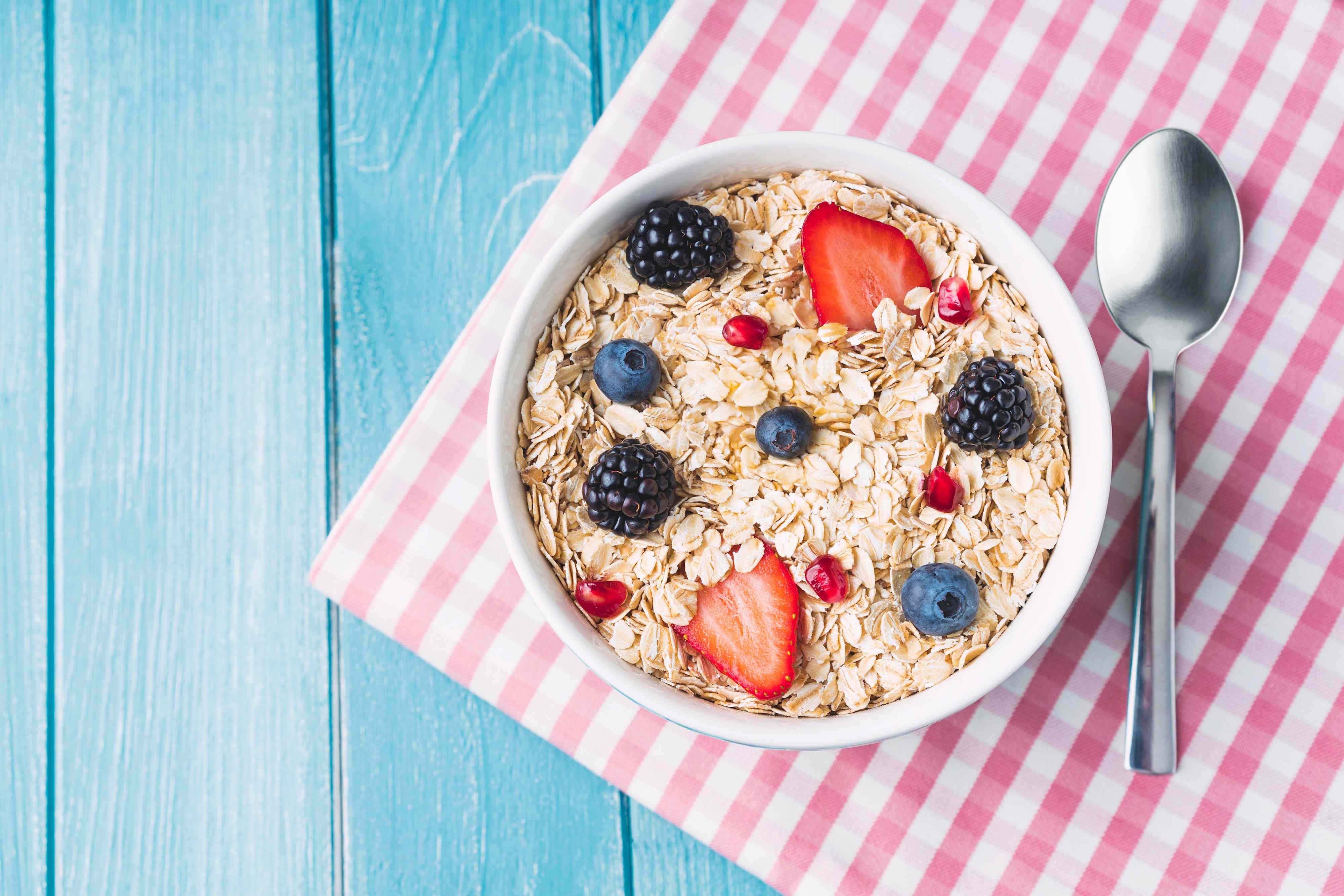 Overnight oats vs. hot oatmeal: Which is better for fiber, digestion ...