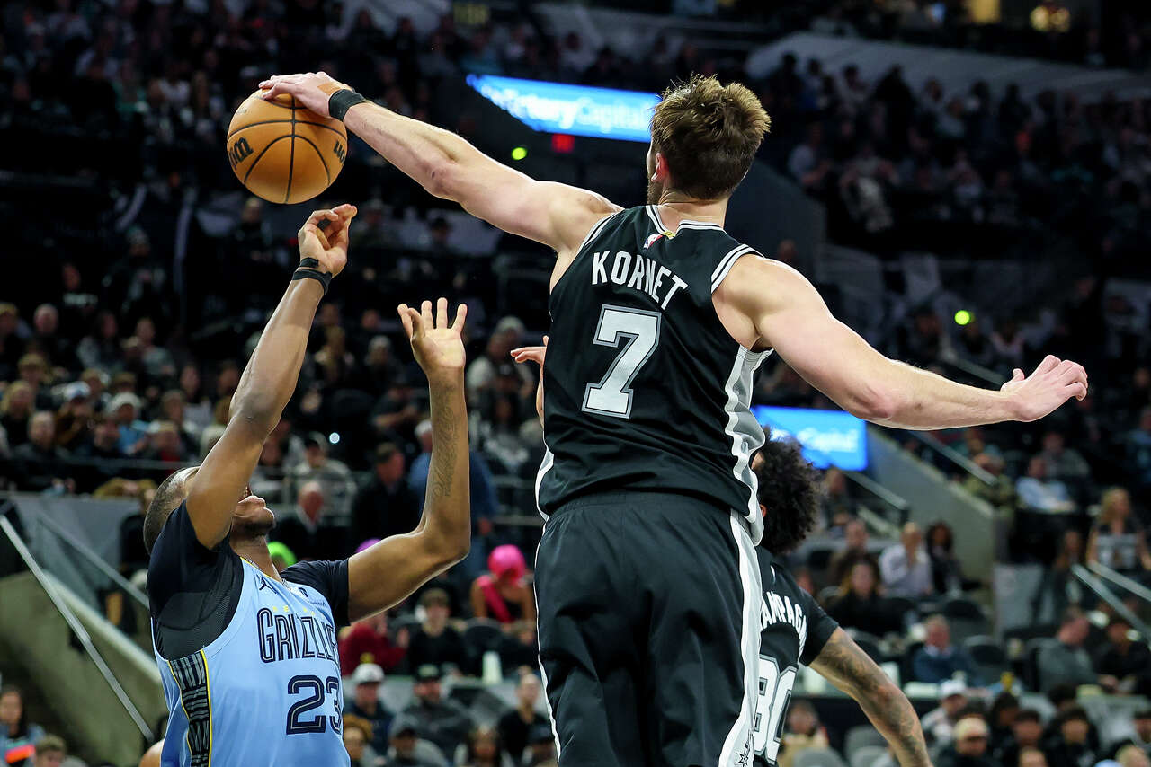 Who will start for the Spurs with Luke Kornet out?