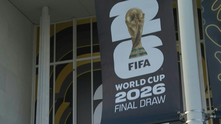 Trump es agasajado en sorteo del Mundial y acepta con orgullo un premio ...