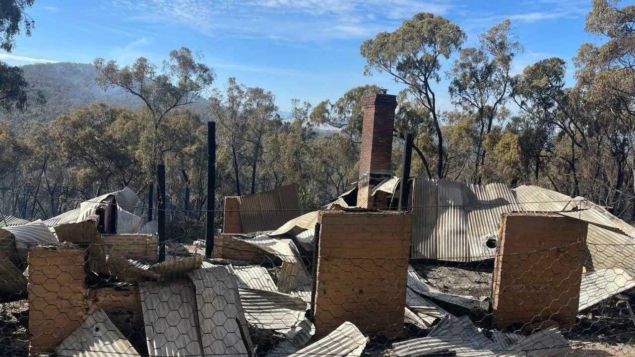 Residents still unable to return home as north-east Victoria bushfire ...