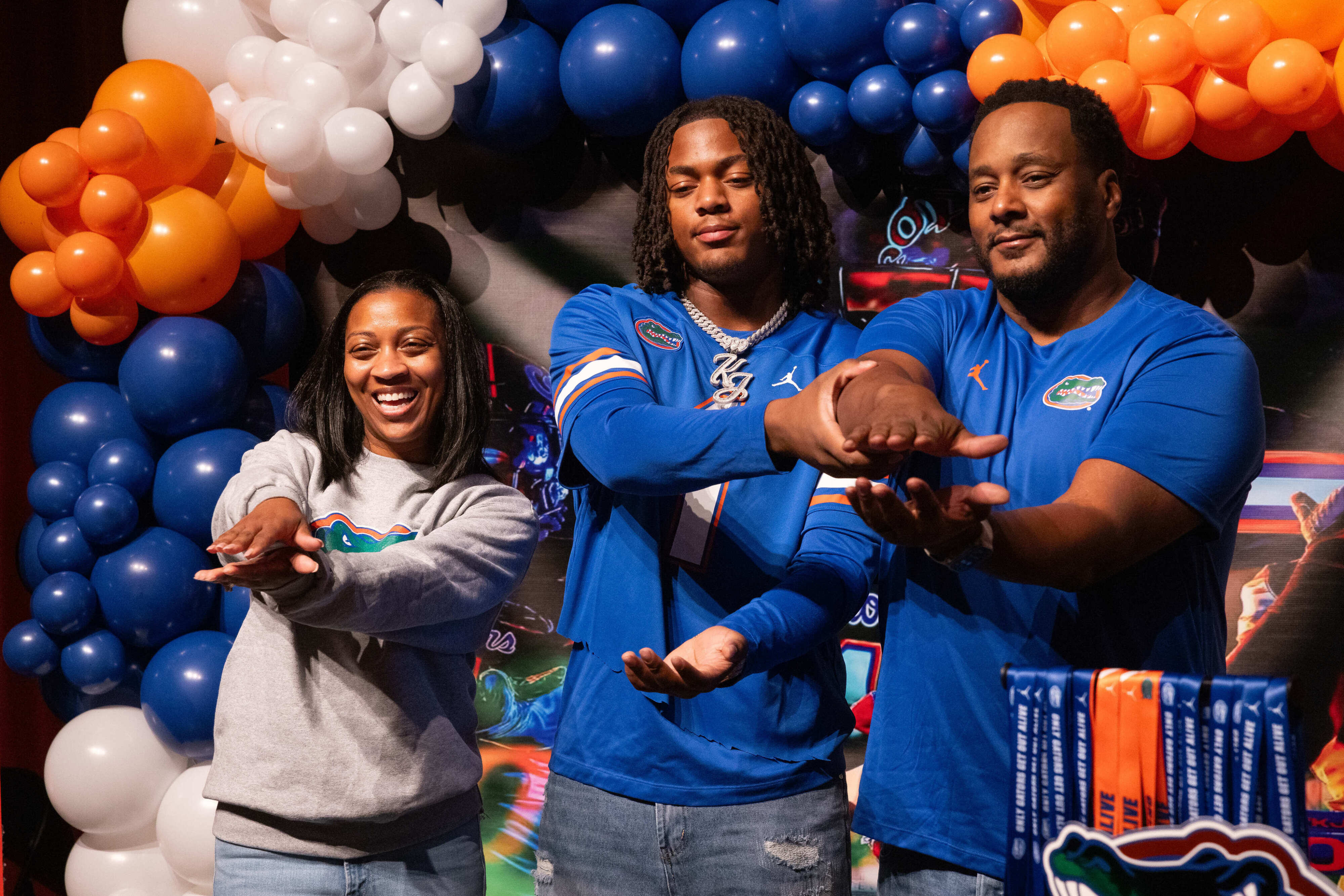See the long list of Dallas-area football players who are signing early ...