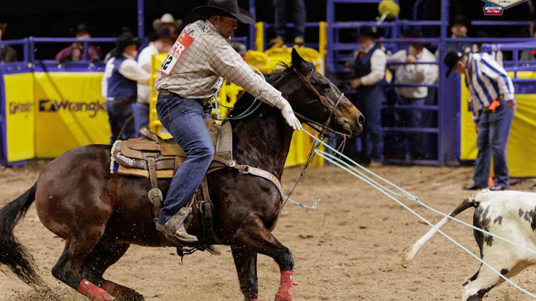 Team Ropers Duke Out Lightning Fast NFR Round 2