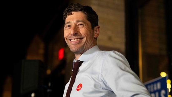 Viral video of Minneapolis Mayor Jacob Frey eating at Somali restaurant ...