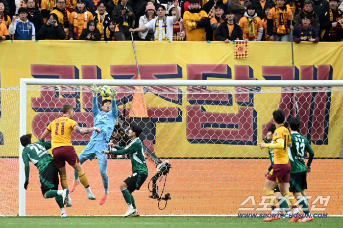 Gwangju Fried Jonsson scores an equalizer