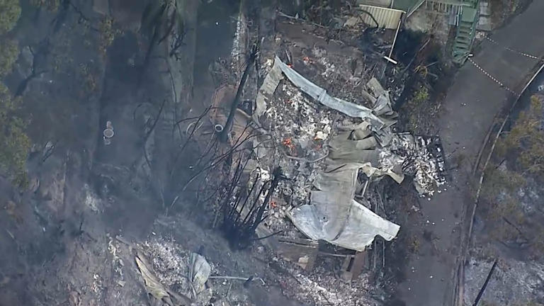 Families lose everything weeks from Christmas as fires rip through NSW ...